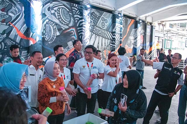 Kolaborasi JFX dan BAZNAS DKI Jakarta Bagikan 1000 Botol Kopi Gratis ...