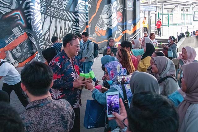 Kolaborasi JFX dan BAZNAS DKI Jakarta Bagikan 1000 Botol Kopi Gratis ...